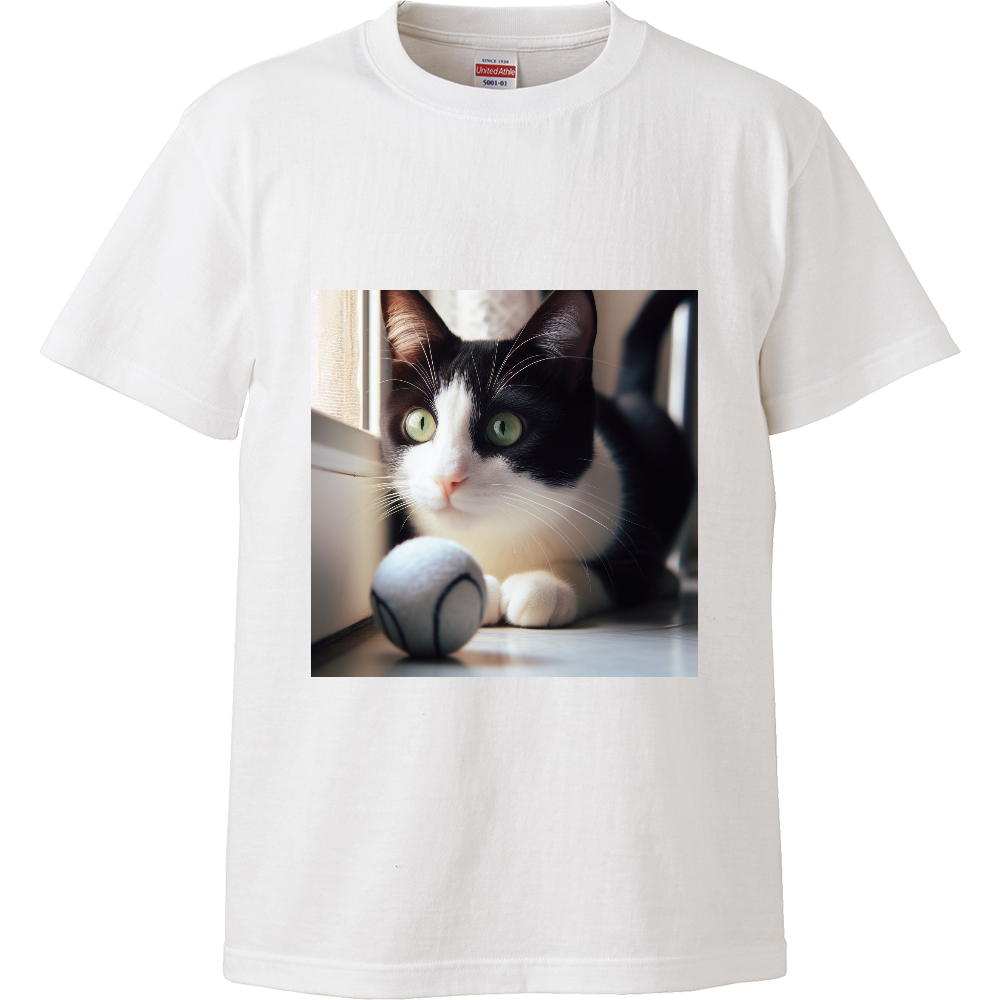 Cat Playing With Ball（ボールで遊ぶ猫）（ハイクオリティーtシャツ）オリジナルtシャツのup T 